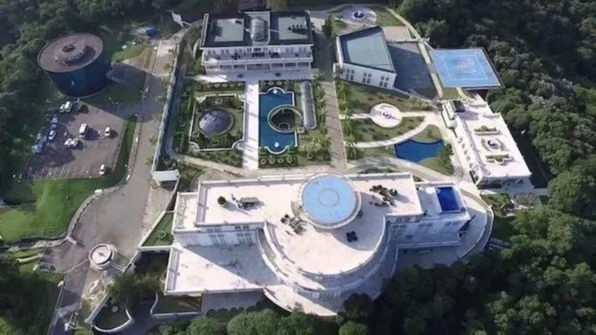 Puro luxo, saiba quem é a apresentadora que mora na maior mansão do Brasil