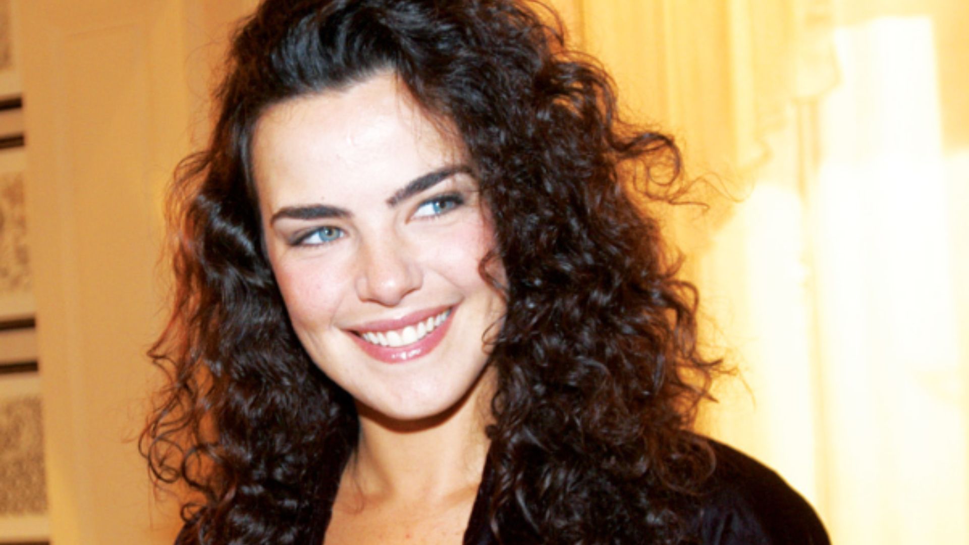 Ana Paula Arósio surpreende ao surgir com cabelo curtinho em ensaio