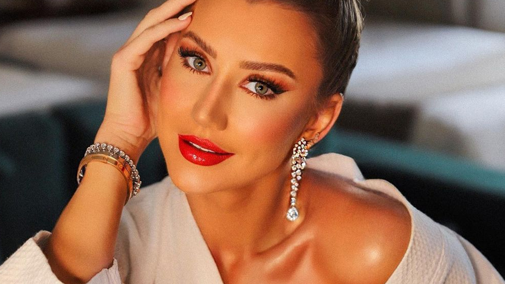 Ana Paula Siebert choca ao exibir corpo definido em treino na academia