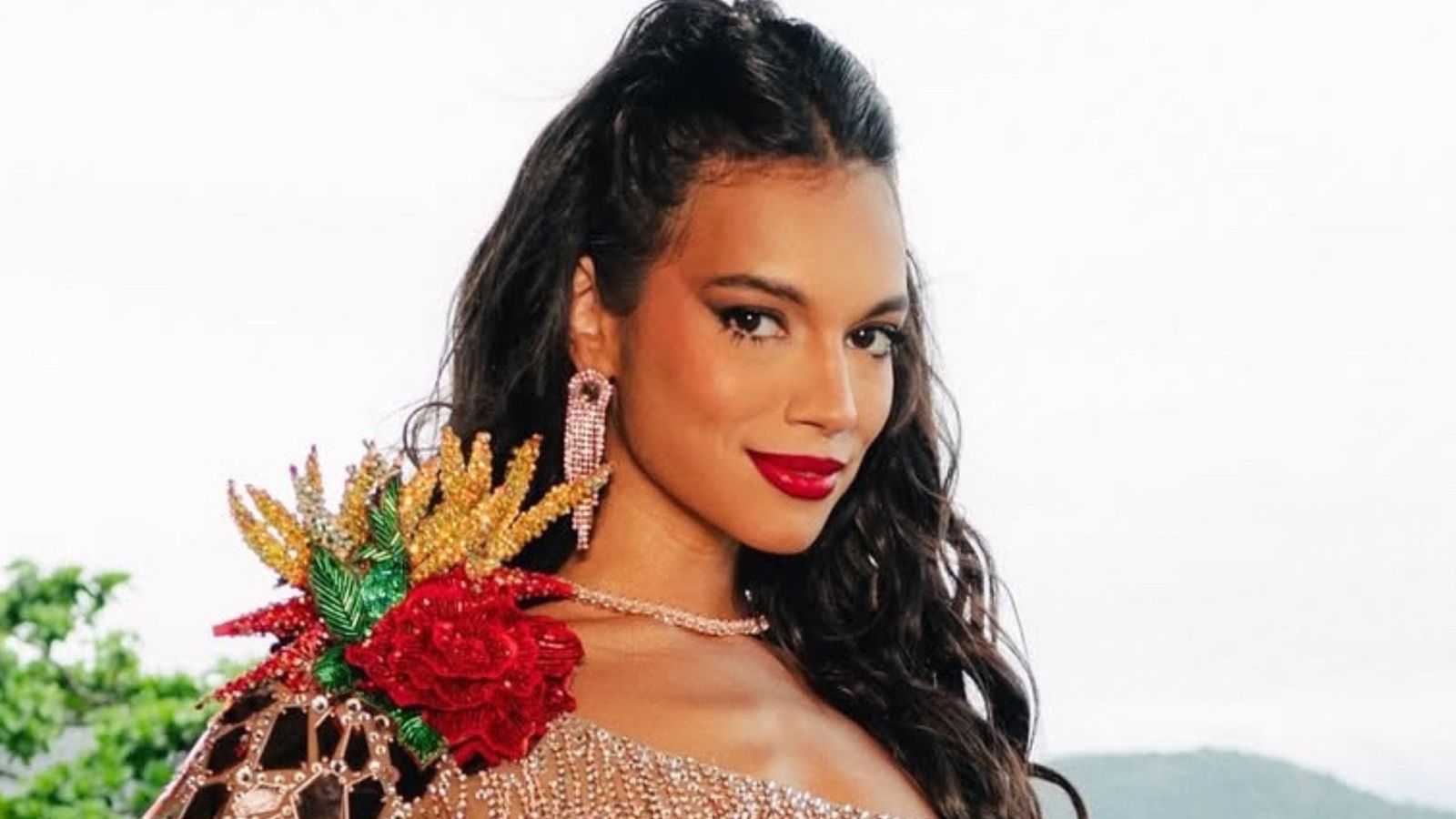 Tá rolando? Ex-BBB Alane é vista com galã da TV Globo no shopping