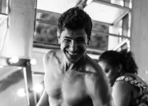 Aos 56 anos, Leonardo Brício mostra boa forma