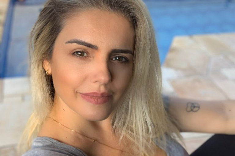 Mari Alexandre assume namoro após 8 anos solteira