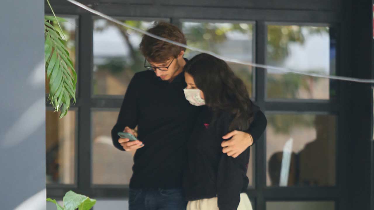 Filha de Claudia Raia surge aos beijos com namorado