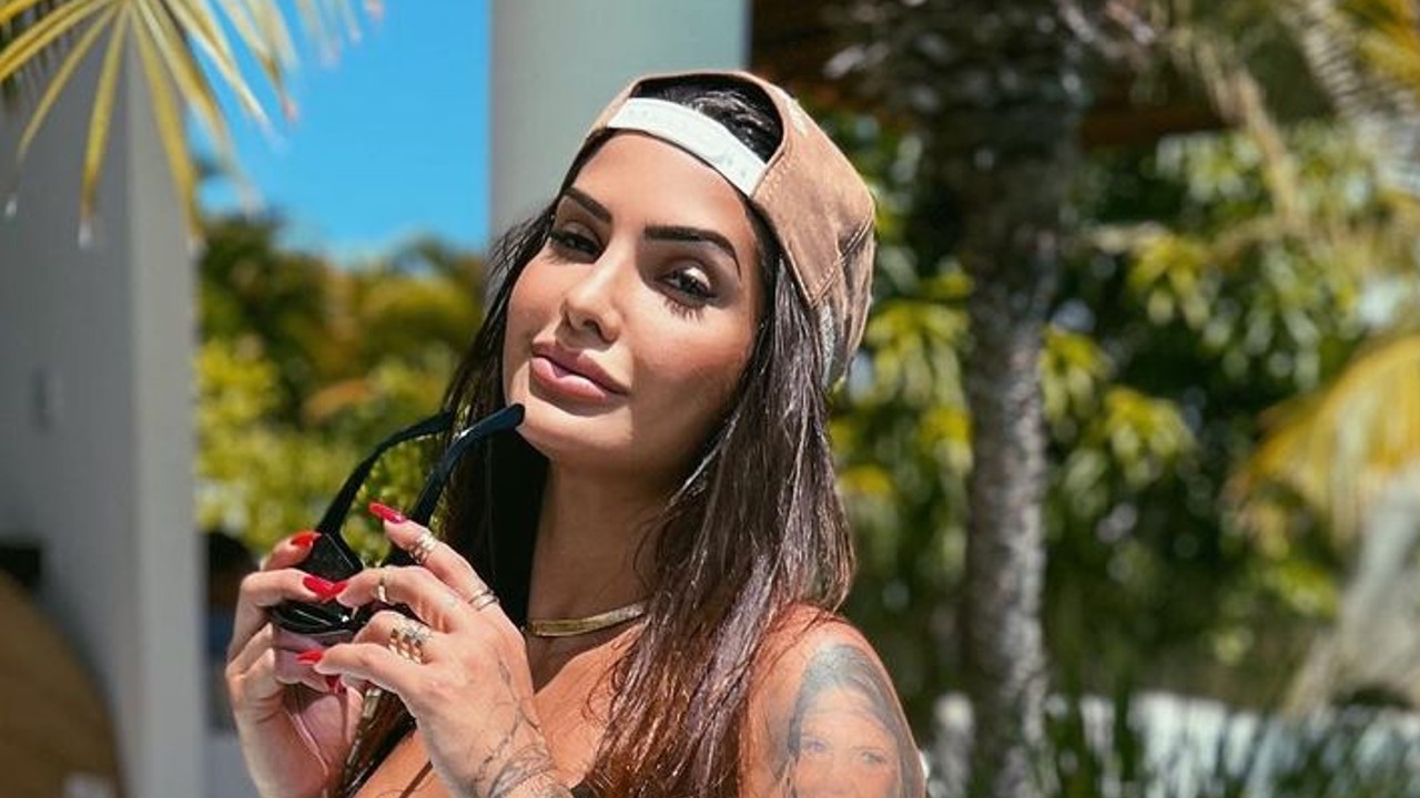 Marina Ferrari exibe corpão em foto de biquíni