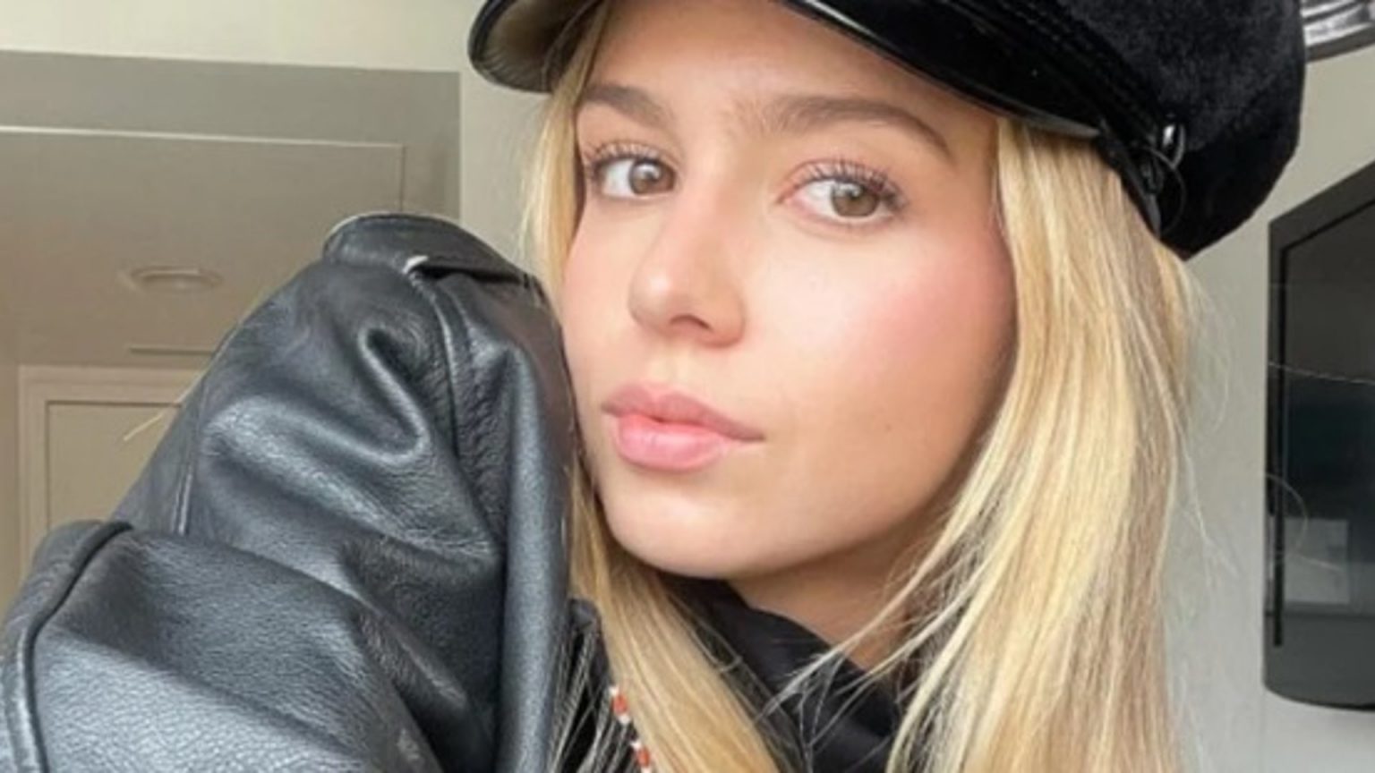 Grávida de gêmeos, Isa Scherer impressiona a web ao exibir barrigão