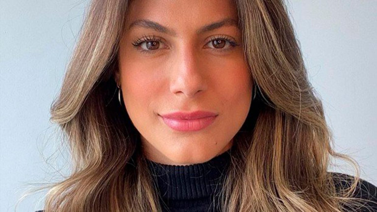Mari Gonzalez surge de biquíni fininho e bumbum pra cima