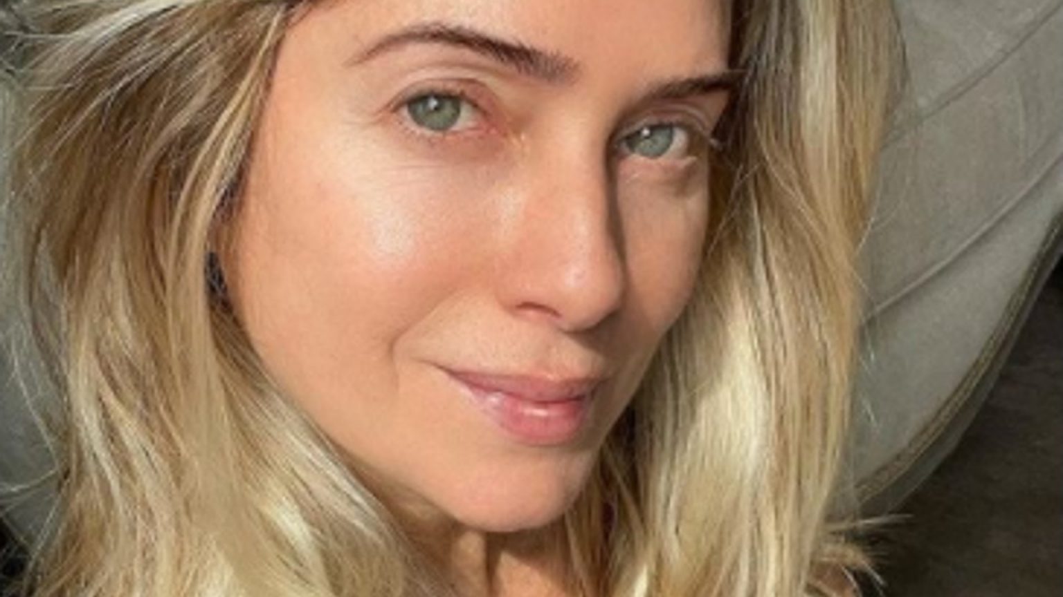 Leticia Spiller faz sucesso ao surgir de biquíni fininho na praia: 'Tão ...