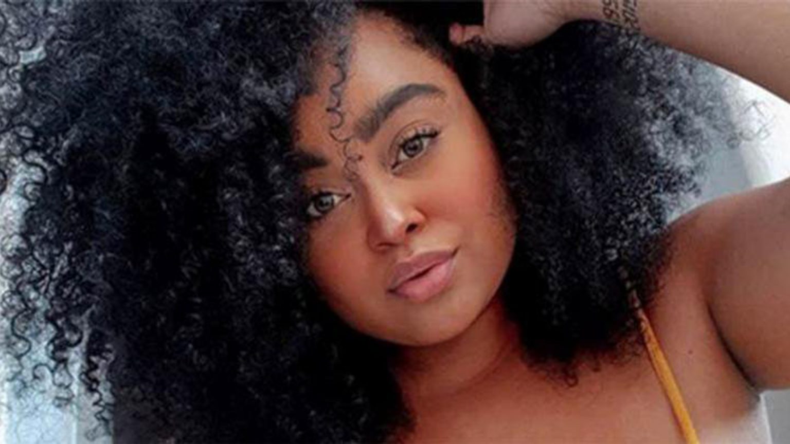 Ex-BBB Rízia muda o visual e chama atenção de fio-dental na praia