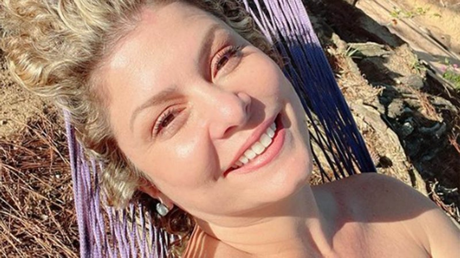 Bárbara Borges impressiona ao posar com maiô cavadíssimo aos 43 anos