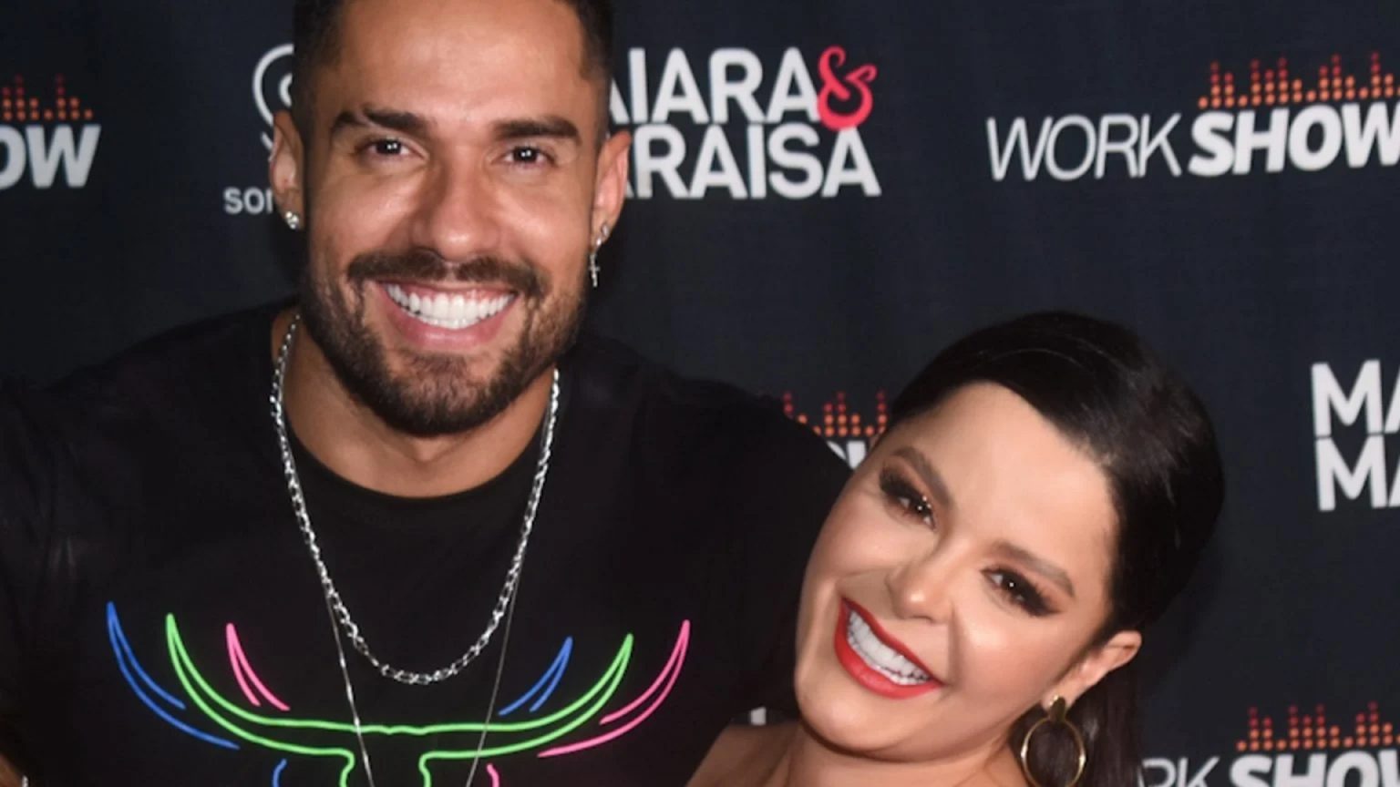 Bil Araújo confirma affair com Maraisa após beijar cantora no palco