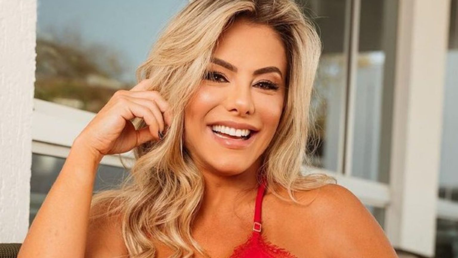 De biquíni branco, Poliana Rocha exibe corpaço na praia: 'Maravilhosa'