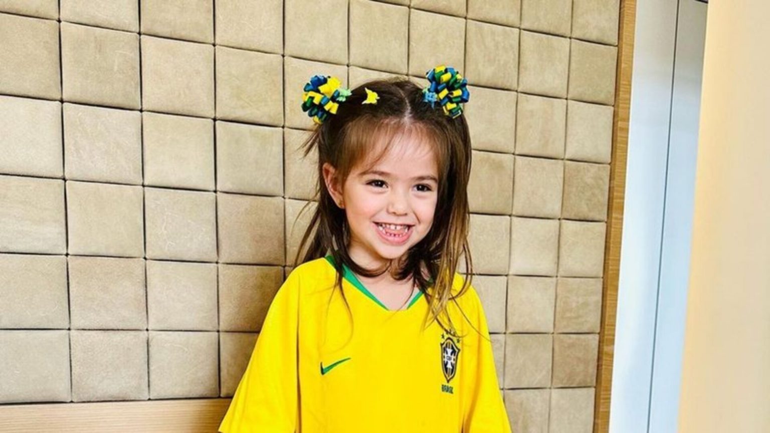 Filha de Sabrina Sato choca ao surgir de salto fino de grife aos três ...