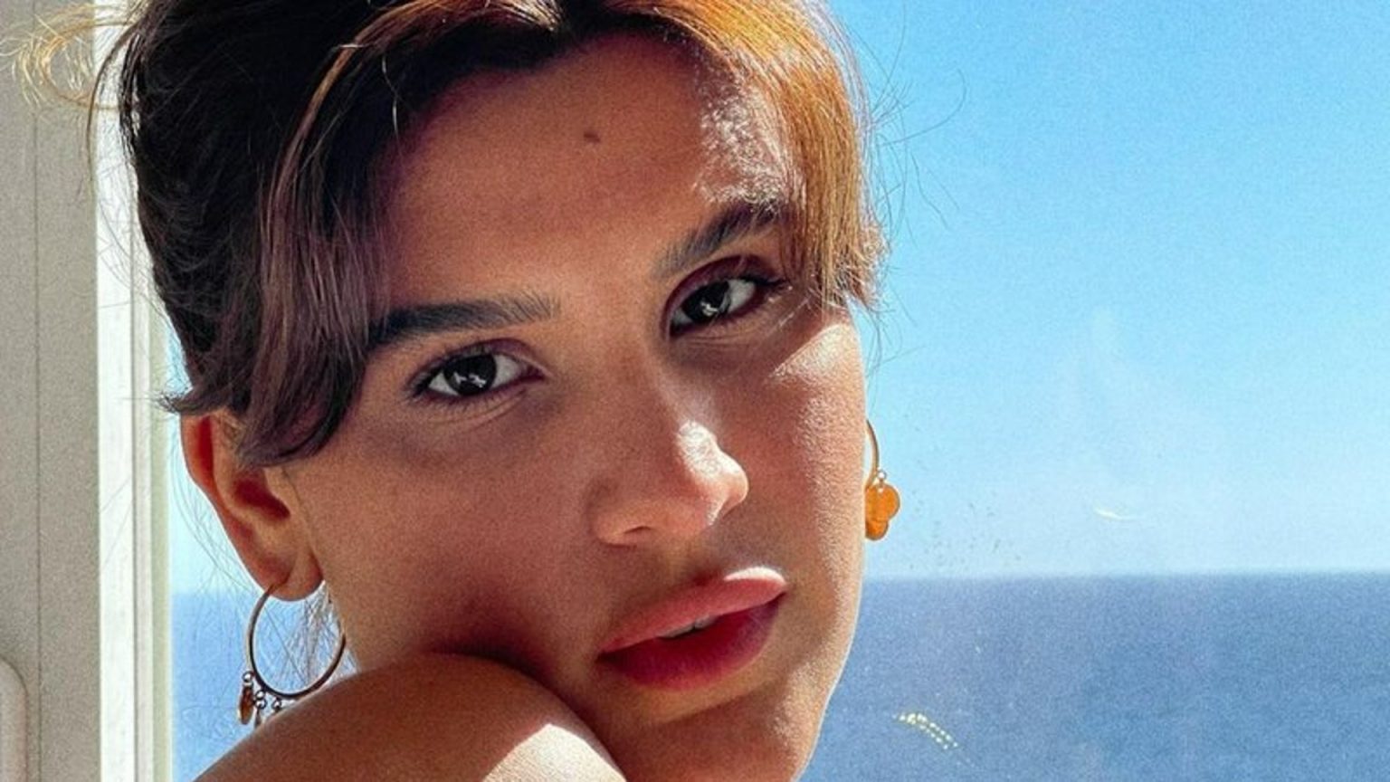 Giulia Costa impressiona ao exibir cinturinha de maiô cavado