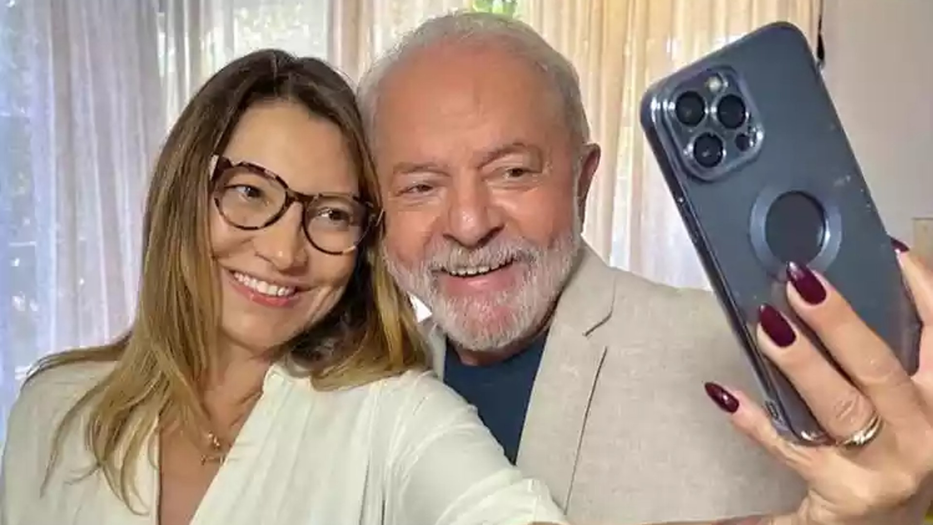 Primeira-dama, Janja aposta em look dourado para a posse do presidente Lula