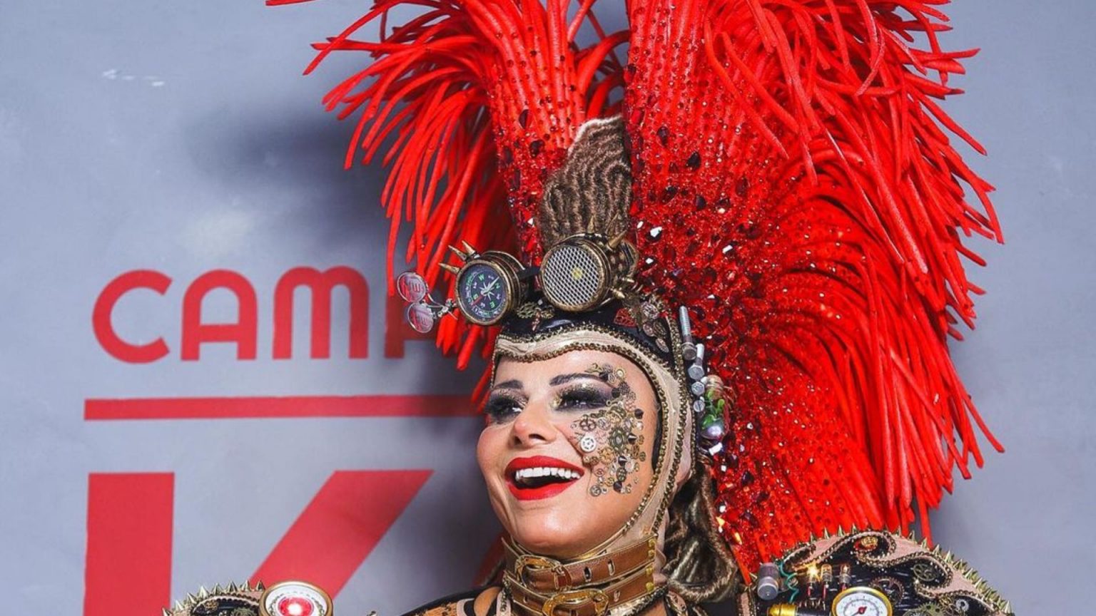 Viviane Araújo esbanja sensualidade e samba no pé na Marquês de Sapucaí ...