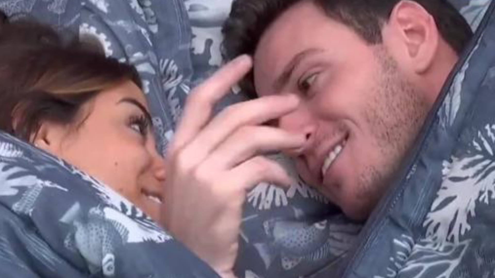 'BBB23': Key Alves e Gustavo movimentam o cobertor após festa