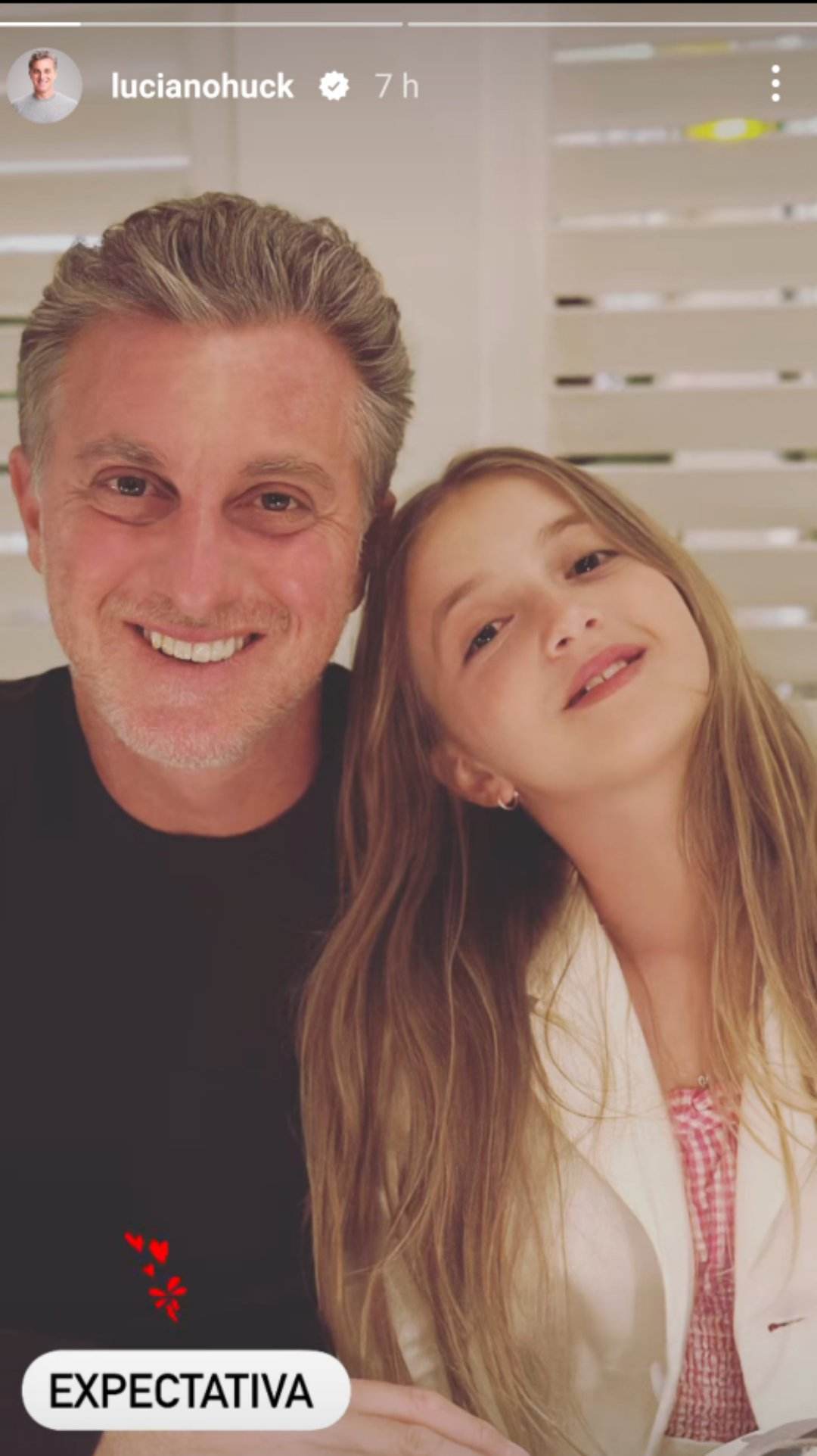 Filha de Luciano Huck surge em fotos inéditas e beleza impressiona
