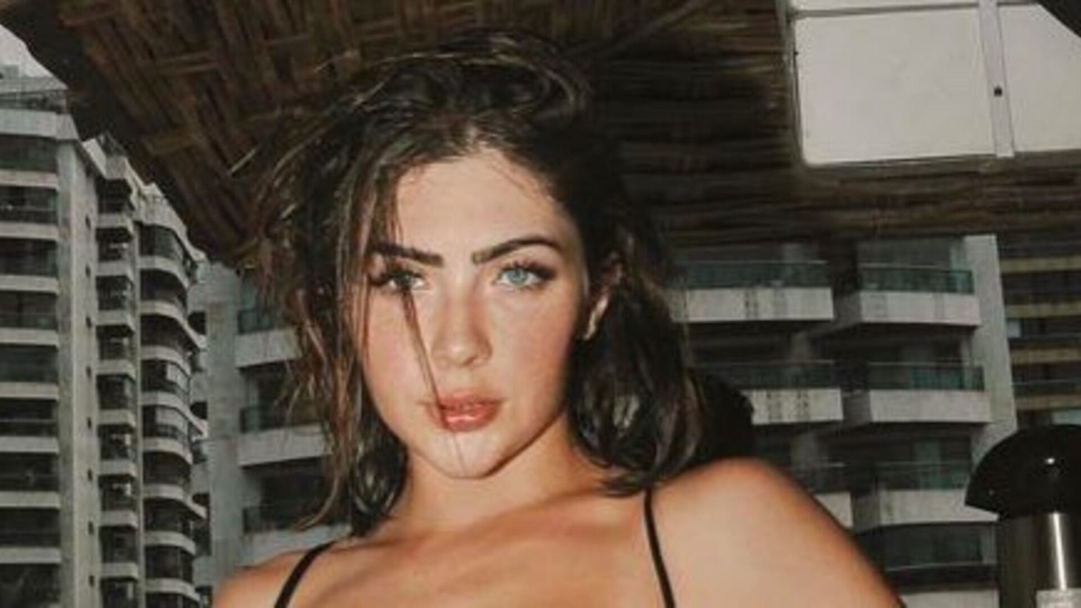 Jade Picon exibe barriga trincadíssima ao usar cropped cheio de recortes
