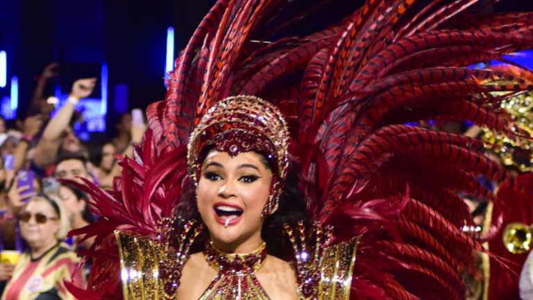 Rainha de bateria, Mileide Mihaile usa fantasia cavadíssima e mostra demais