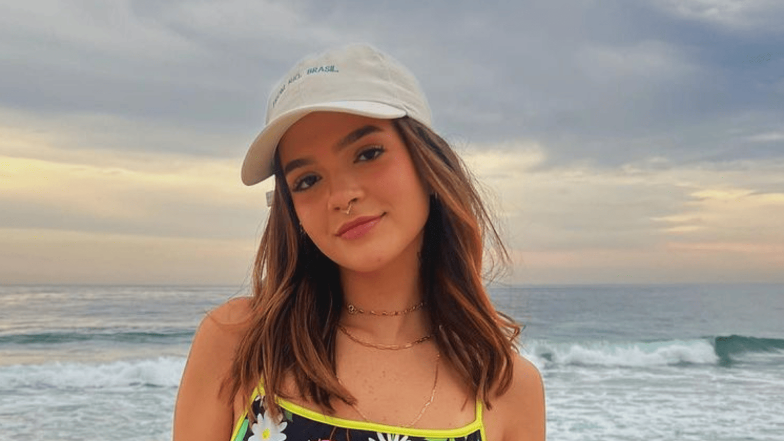 De biquíni, Mel Maia posa na praia e manda indireta para o ex: ‘Meu fã’