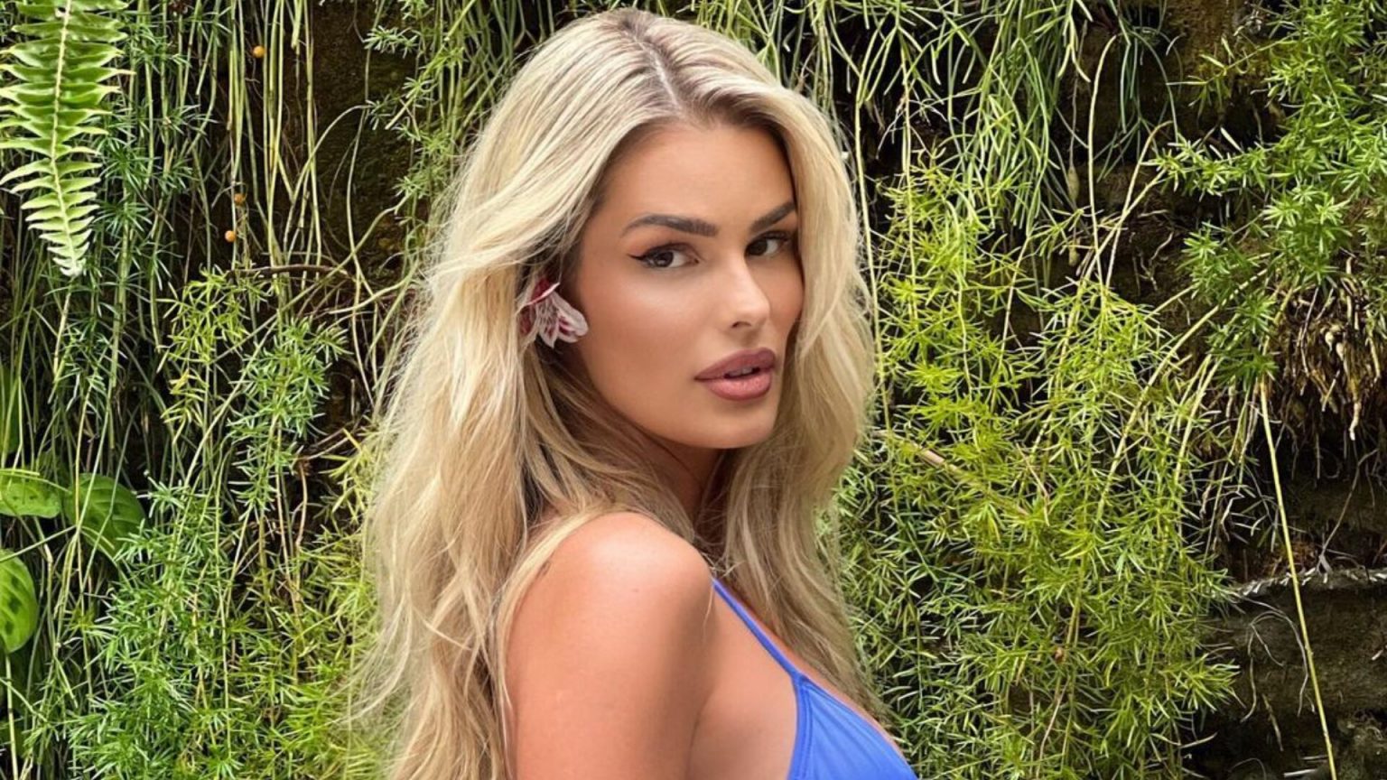 Yasmin Brunet exibe tatuagem íntima ao posar com fio-dental em meio à ...