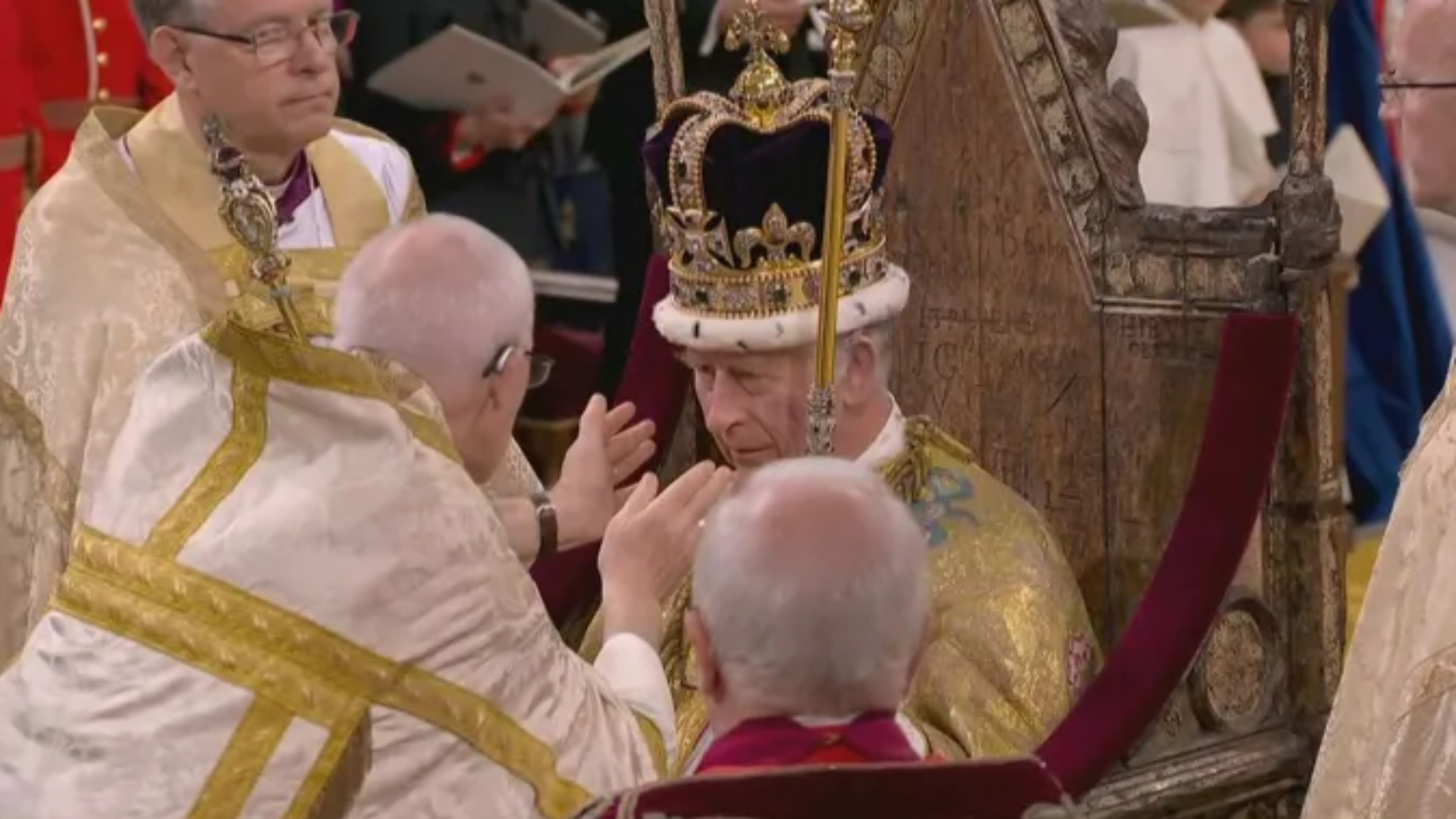 Rei Charles III é coroado em cerimônia no Reino Unido