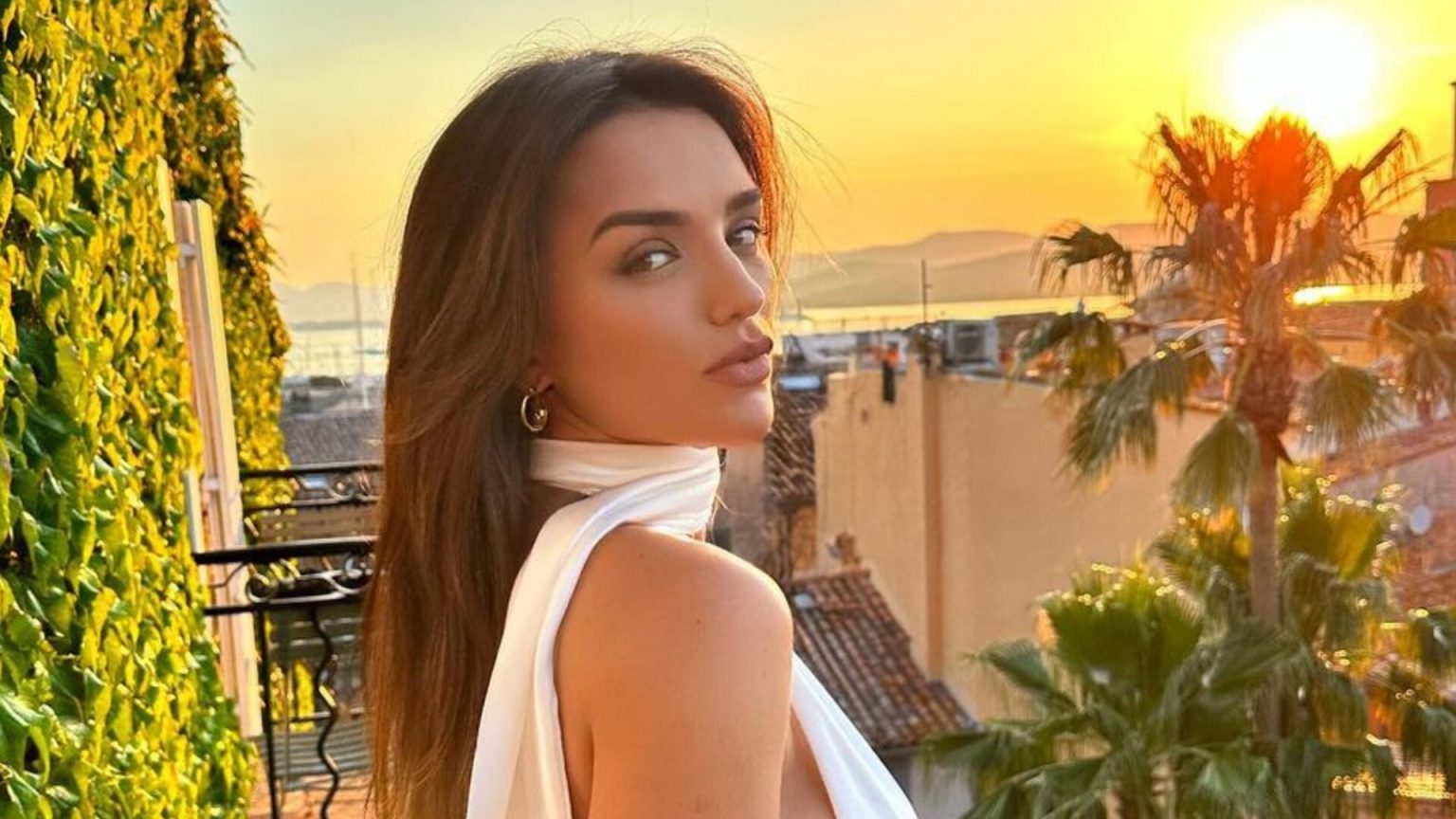 Solteira, Rafa Kalimann curte praia com amigos e exibe abdômen sarado ...