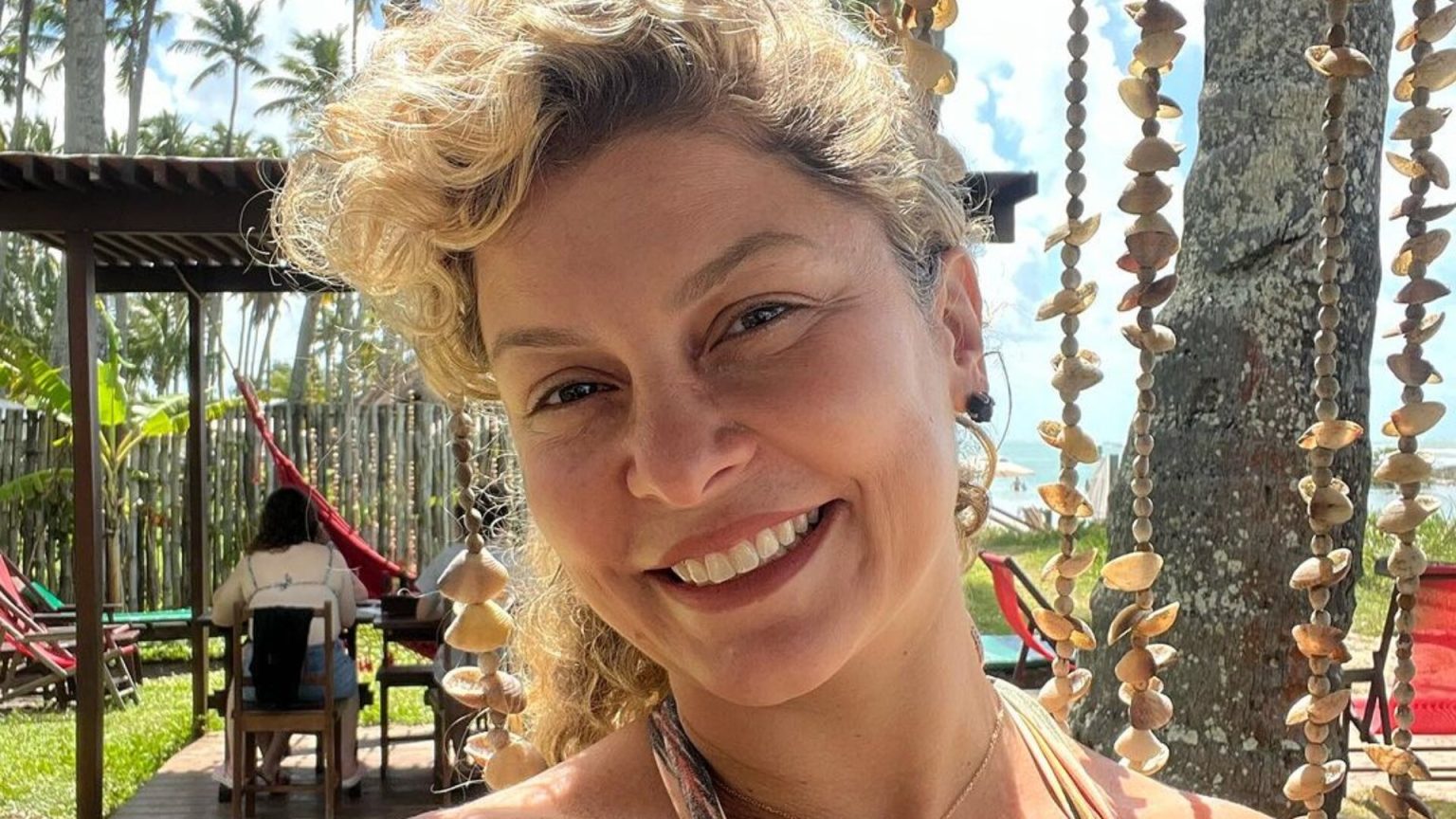 Bárbara Borges elege biquíni fininho para curtir dia na praia e chama ...