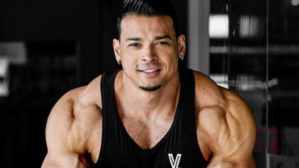 Felipe Franco revela rosto do filho em fotos raras de viagem com a família