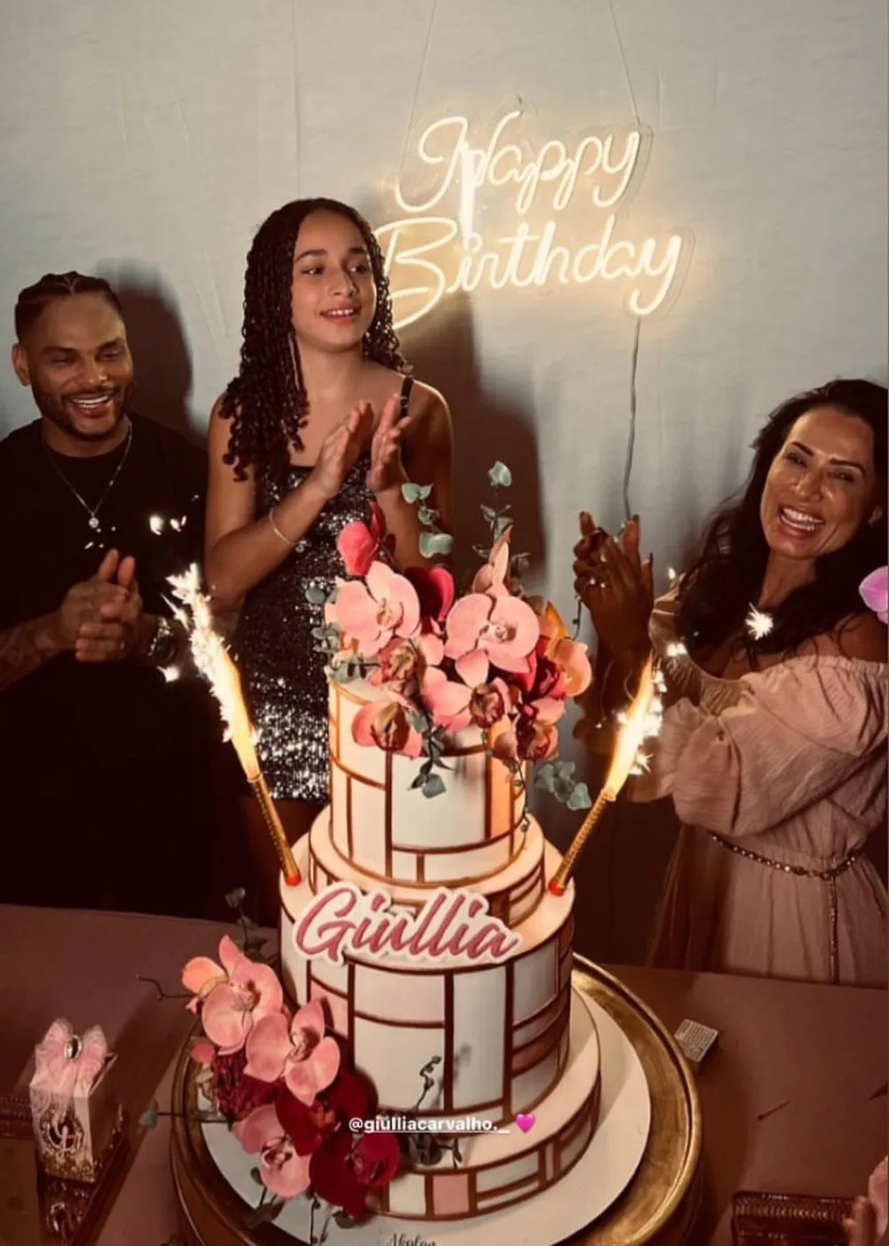 Filha de Scheila Carvalho ganha festa glamourosa para seus 13 anos