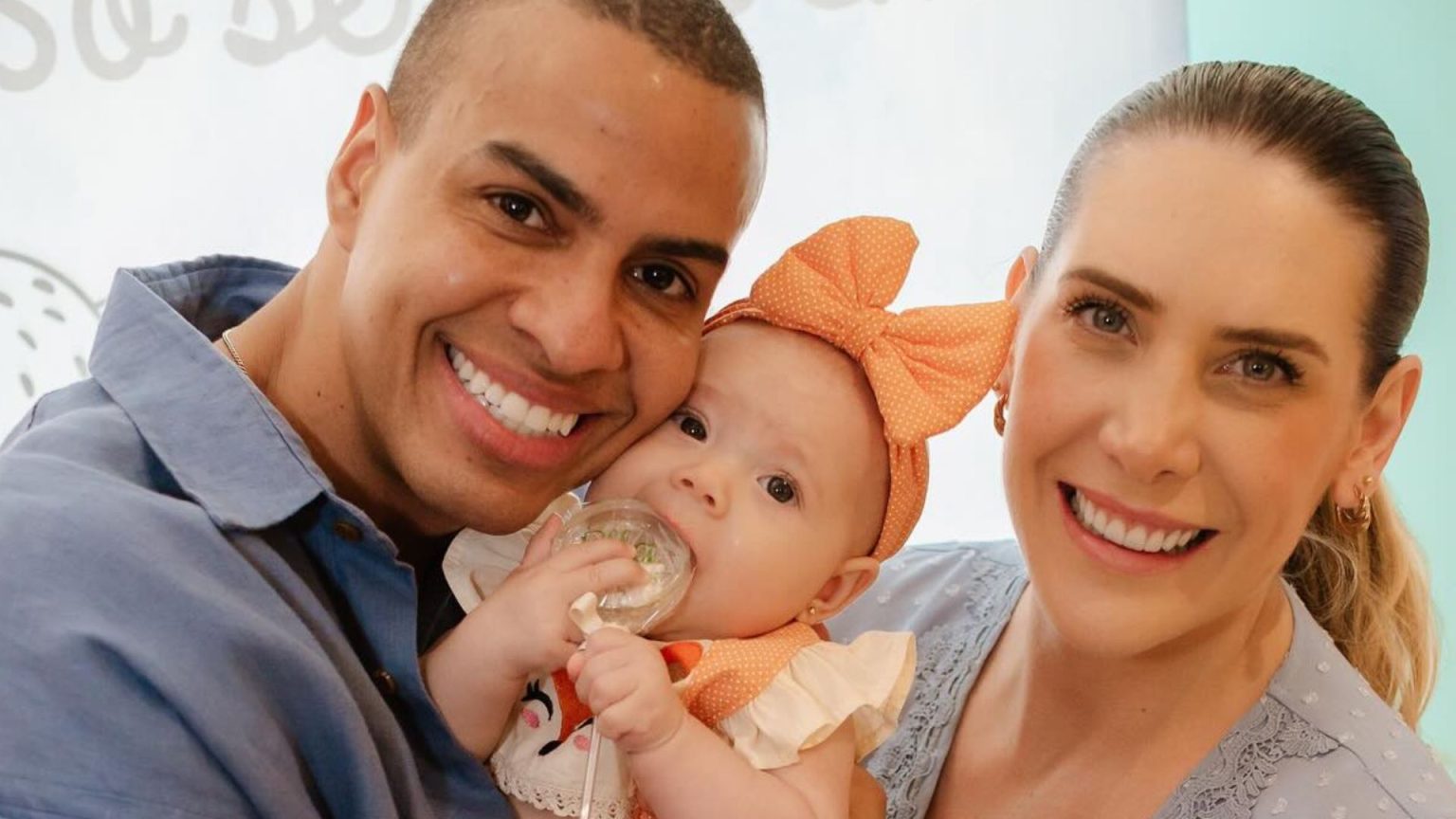 Thiago Oliveira encanta a web ao comemorar 5 meses da filha