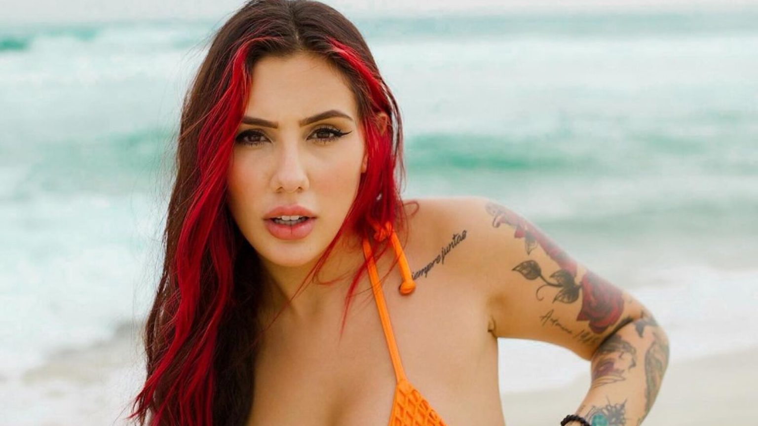 Ex Fazenda Alicia X Impressiona Ao Usar Biquíni Fininho Na Praia