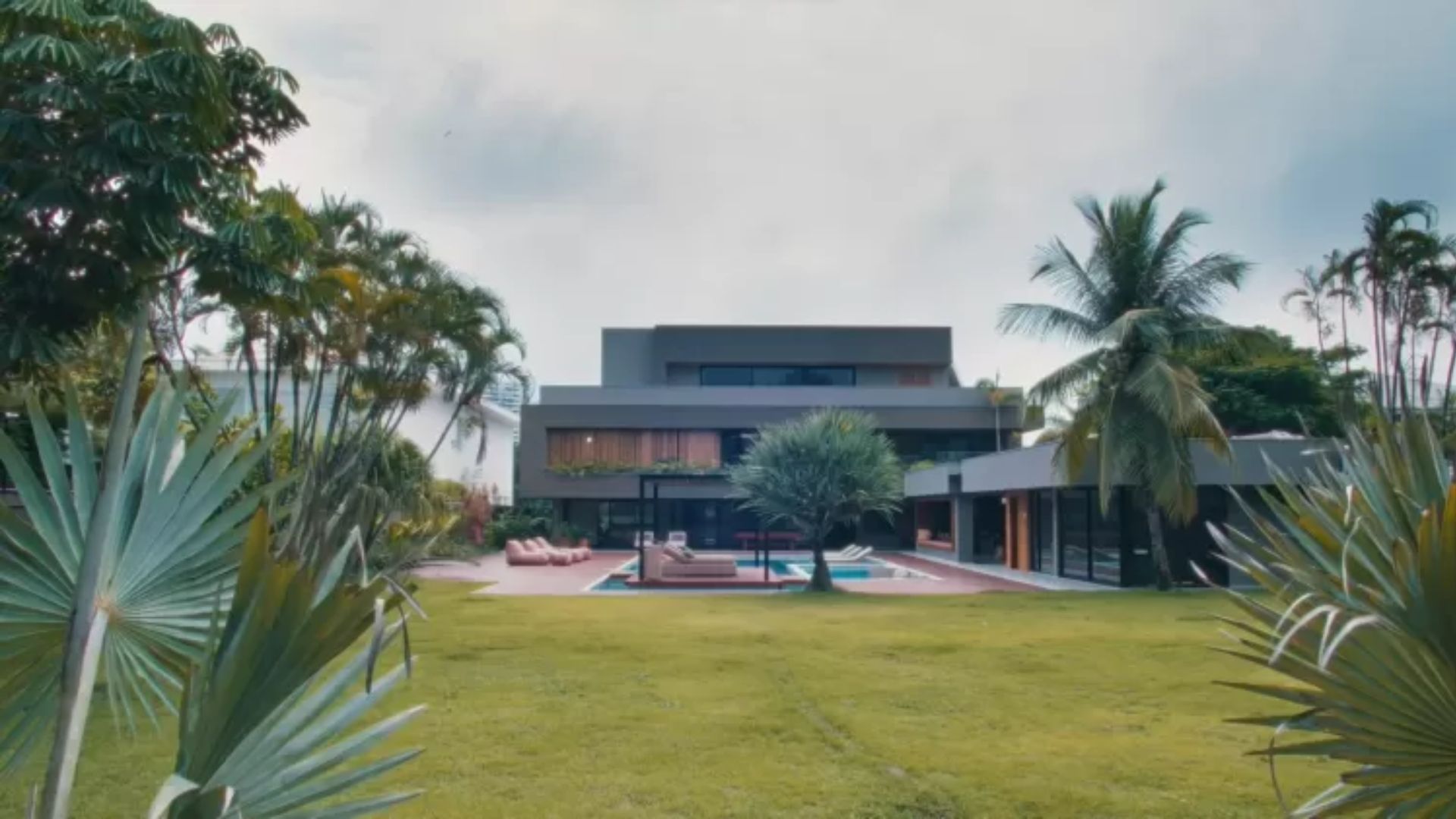 Paolla Oliveira exibe mansão milionária onde mora com Diogo Nogueira