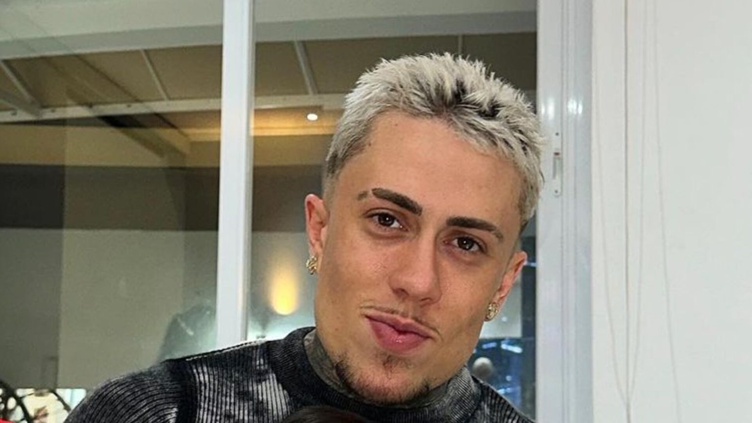 MC Daniel exibe rostinho do filho recém-nascido pela primeira vez