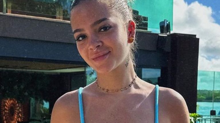 Mel Maia usa biquíni fio-dental na piscina e agita a web: 'Que corpão'