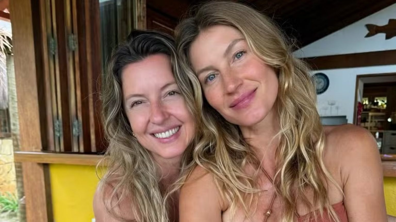 Gisele Bündchen e irmã gêmea celebram aniversário: 'Minha super mana'