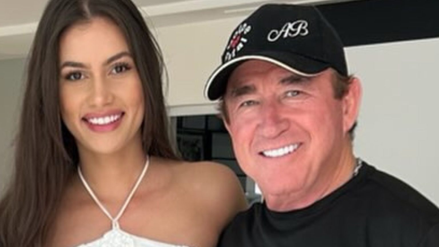 Noiva mais jovem de Amado Batista garante que sentem inveja dela